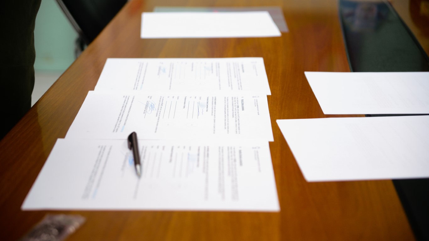 Mack a firma Beca pa Tokyo2020 – Comite Olimpico Arubano